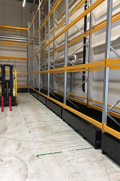 Kunststof lekbak onder magazijnstelling